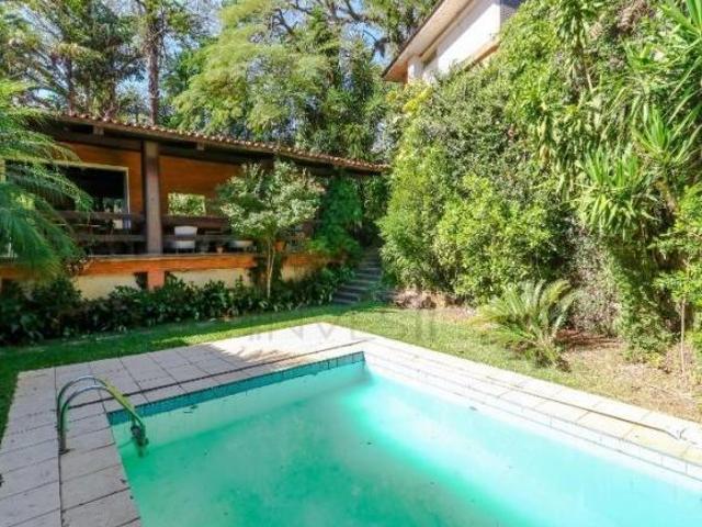 Casa de Luxo no Jardim Guedala: 4 Quartos, 2 Suítes, 5 Salas, 4 Banheiros, 6 Vagas de Garagem, 563m²