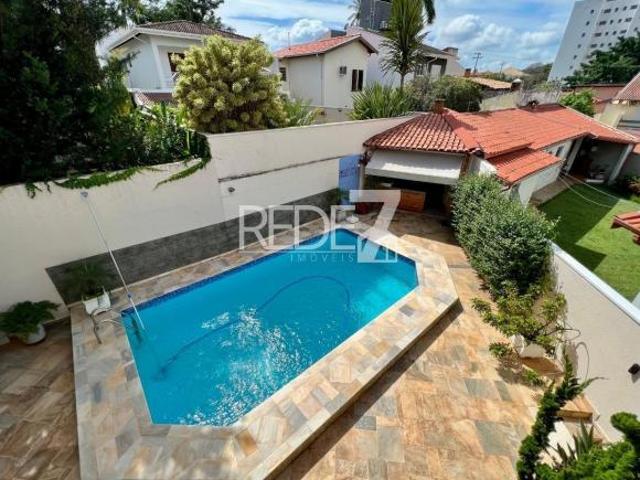 Casa de Luxo no Jardim Paraíso: 4 Quartos, 2 Suítes, 4 Salas, 6 Banheiros, 6 Vagas de Garagem, 449m²