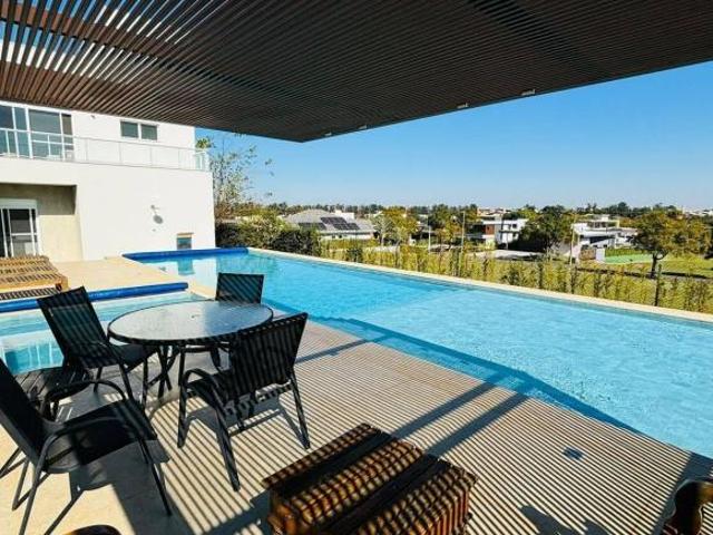 Casa de Luxo no Portal do Japy Golf Club com Piscina Infinita e 5 Suítes
