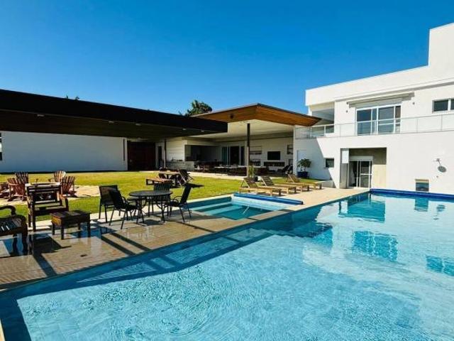 Casa de Luxo no Portal do Japy Golf Club com Piscina Infinita e 5 Suítes