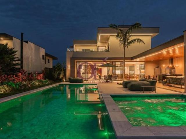 Casa de Luxo no Portal Japy Golf Club – 5 Suítes, Mobiliada e Piscina Climatizada