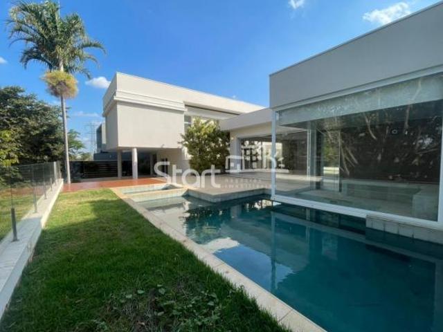 Casa de Luxo no Parque dos Alecrins – 4 Suítes, Vista para o Lago e Área de Lazer Completa