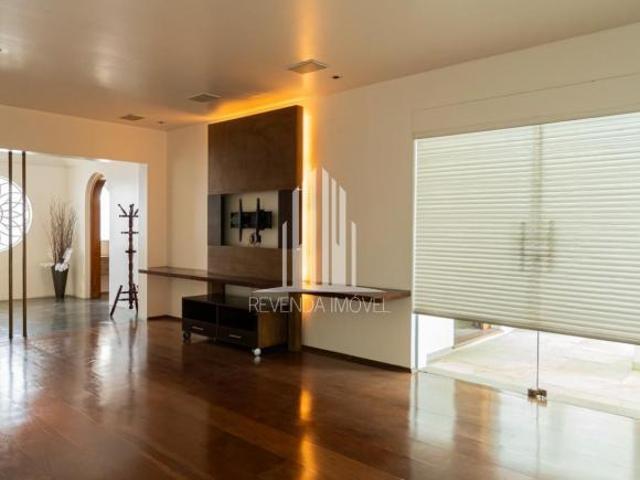 Casa de Luxo na Saúde: 5 quartos, 3 suítes, lazer completo e localização privilegiada em SP!