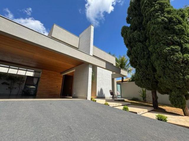 Casa de Luxo Porteira Fechada com Piscina, Ofurô e Espaço Gourmet – Vicente Pires