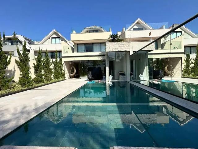 Casa de luxo triplex com 4 quartos e 4 suítes no Condominio Rio Mar na Barra da Tijuca