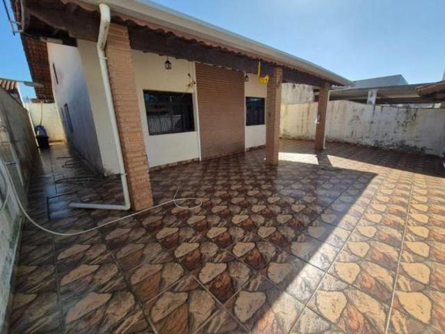 Casa de Lote Inteiro à Venda a Apenas 150 Metros da Praia em Itanhaém!