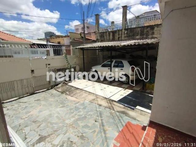 Casa de lote inteiro com 2 barracões em ótimo ponto no Renascença