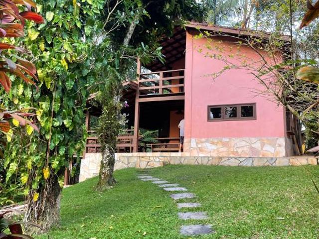Casa de praia charmosa com varanda e estilo rústico