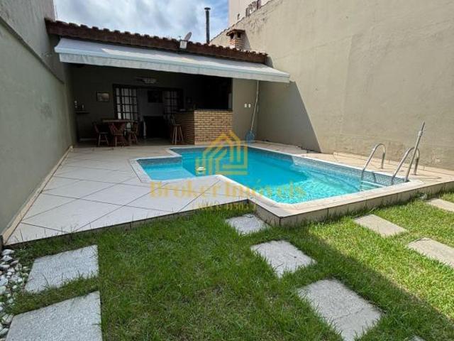 Casa de praia com 3 dormitórios a menos de 150m da praia Martin de Sá em Caraguatatuba SP