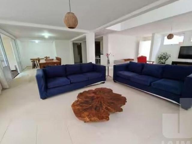 Casa de praia em condomínio de alto padrão com 4 suítes e lazer completo