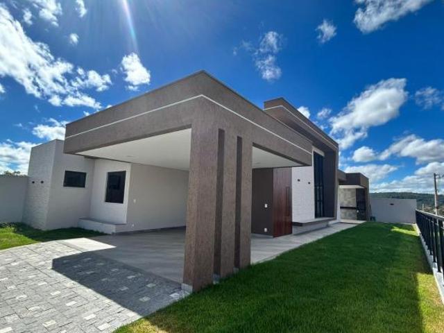 Casa de presença marcante no Condomínio Parque dos Buritis