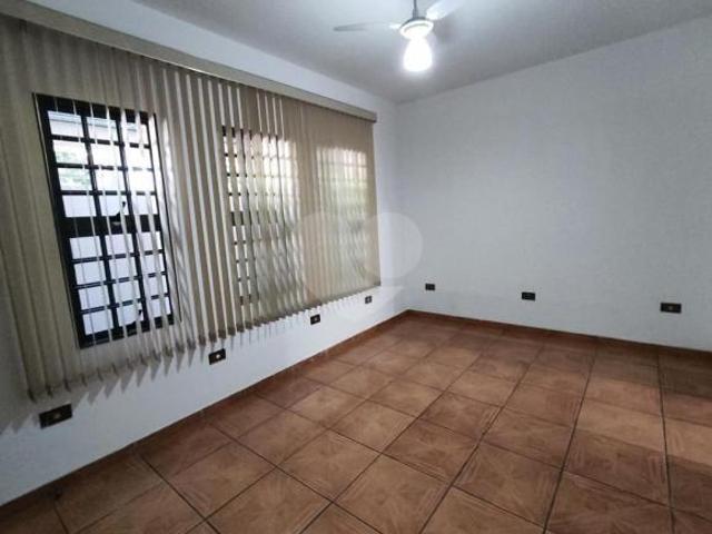 Casa de rua: Térrea / Residencial / Vila Santa Edwirges