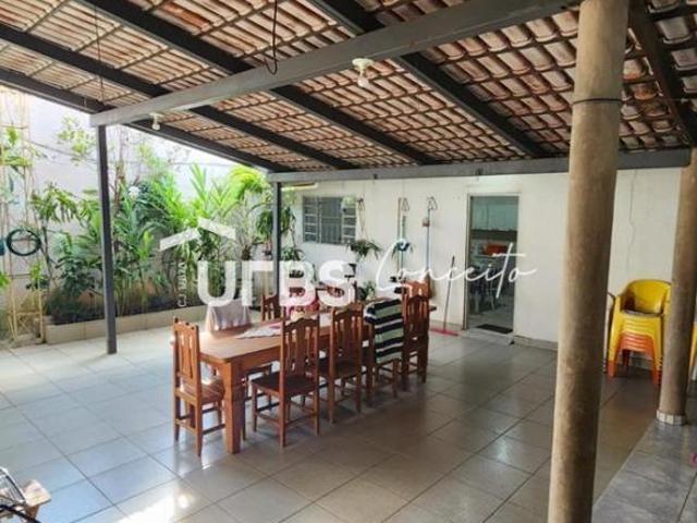CASA DE RUA APARECIDA DE GOIANIA AV G Av. RUDÁ, 3 QTOS 250M2