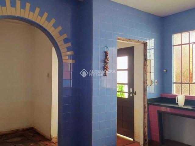 casa de rua com terreno de 420m2 no Bairro Menino Deus