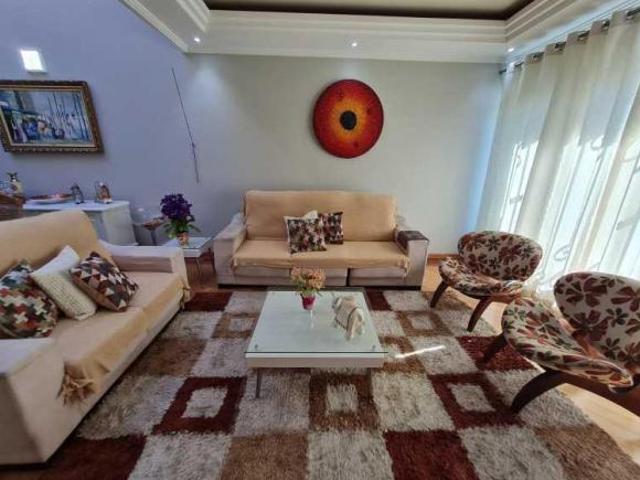 Casa de rua Sobrado / Residencial / Baeta Neves