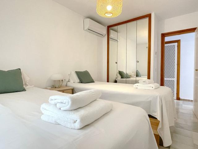 Casa de temporada geminada em Puebla Aida, Mijas Golf com vista para a piscina, golfe e vista para o mar