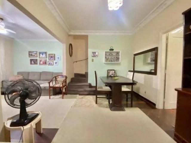 Casa de três dormitórios. 170 m2. A duas quadras da praia