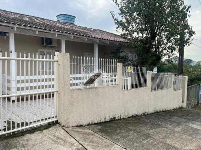 Casa de três dormitórios com Suíte no bairro Olaria