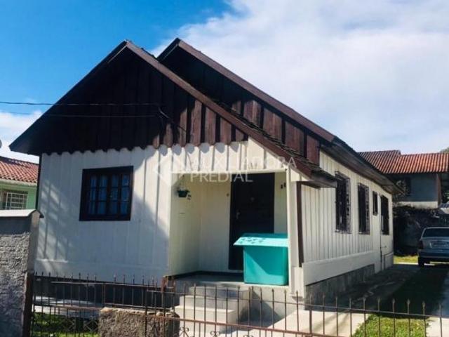 CASA DE TRÊS DORMITÓRIOS NO CENTRO DE CANELA