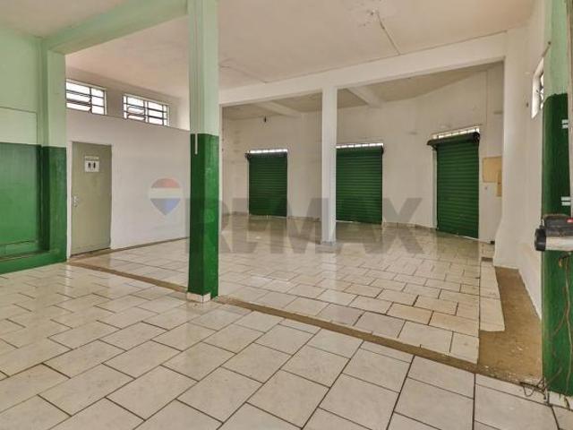 Casa de uso misto, de Esquina com Entradas Independentes Vila Tibério