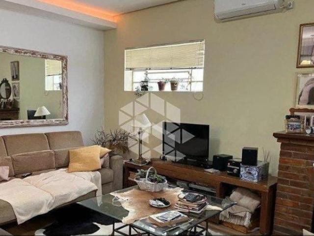 Casa de veraneio, plana, espaçoso living com lareira, 1 dormitório, banheiro social, cozinha