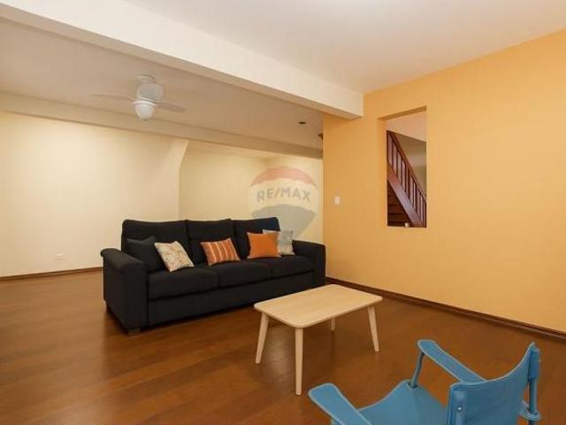 Casa de Vila com Potencial Único | 199m² | 4 Quartos |