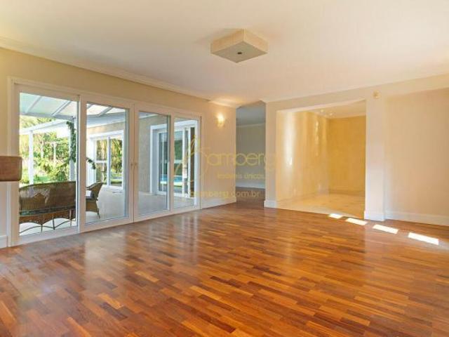 Casa de vila, com 1.036m² de terreno, muito verde e tranquilidade