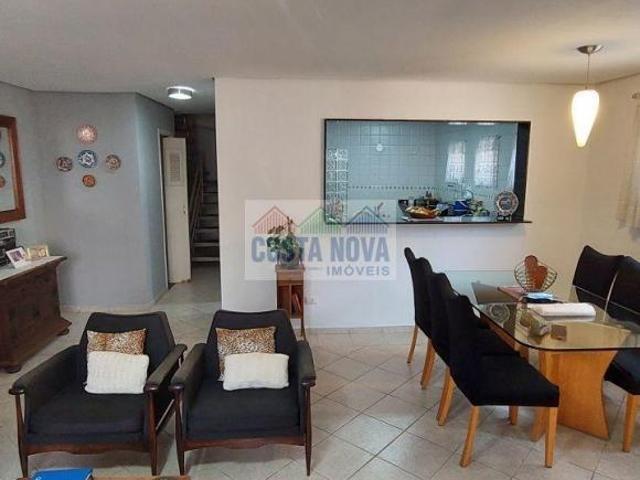 Casa de Vila com 3 pavimentos, portão eletrônico, 3 suítes e 1 vaga não escriturada