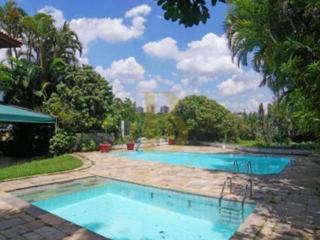 Casa de vila com 678 m², 4 suítes, 4 vagas, quadra de squash, sauna a venda no Morumbi
