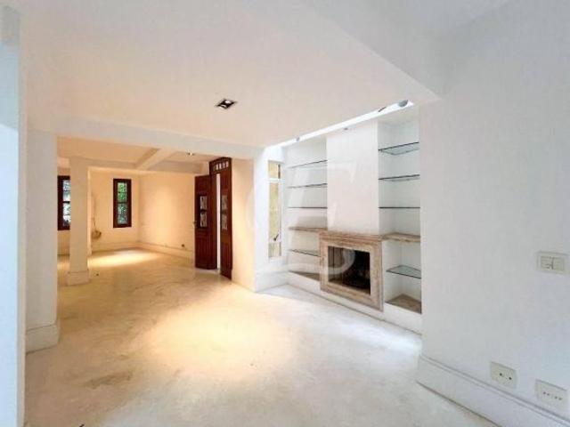 Casa de vila a VENDA, 300m2, 4 quartos, 2 vagas, em Vila Fechada no Jardim América:, entre av. br