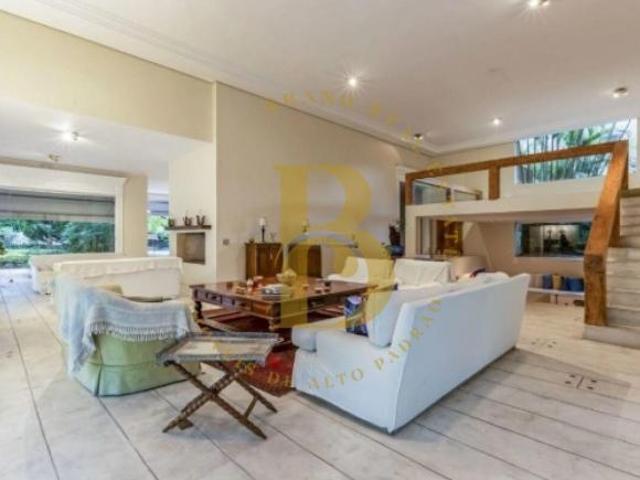 Casa de vila á venda de 900 m², com 4 suítes e 10 vagas bairro Retiro Morumbi