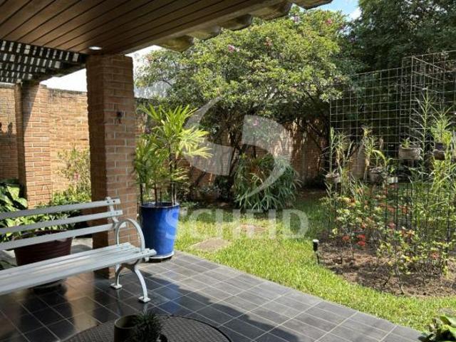Casa de vila a venda de 228,00m² útil, com 3 quartos e 3 vagas no Alto da Boa Vista