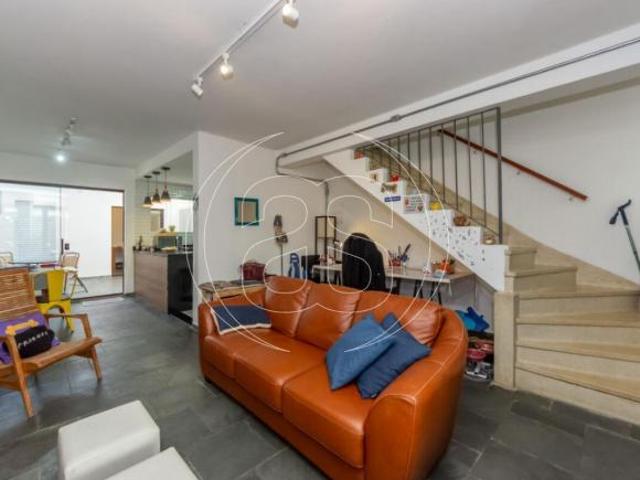 CASA DE VILA À VENDA EM MOEMA COM 3 QUARTOS E QUINTAL