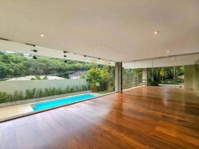 Casa de vila á venda em Rua fechada de 900m², com 5 suítes, piscina e 8 vagas no bairro Real Parque