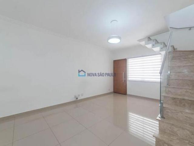 Casa de vila à venda na Vila Gumercindo com 3 quartos e 2 vagas de garagem
