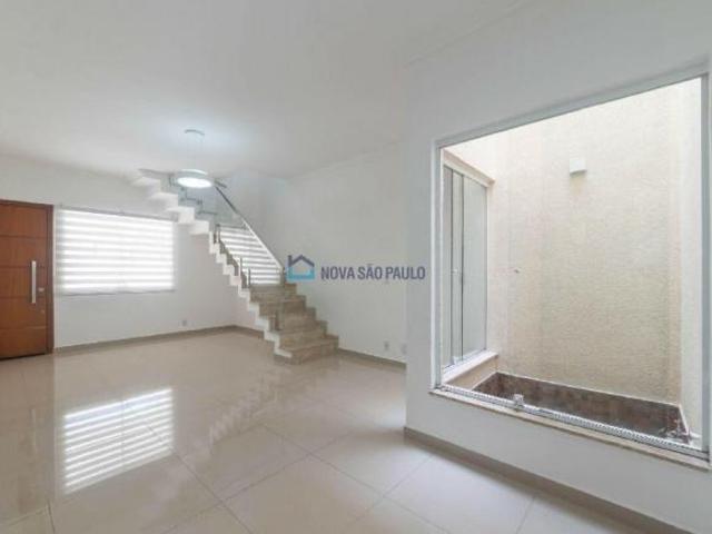 Casa de vila à venda na Vila Gumercindo com 3 quartos e 2 vagas de garagem