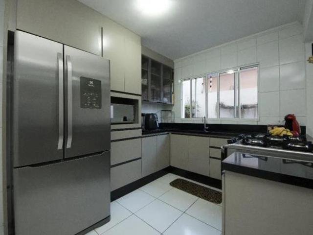 Casa de vila à venda na Granja Viana | 135M² | 3 dormitórios e 3 suítes | 4 vagas e quintal