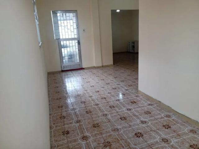 Casa de vila grande linear vazia com quintal terraço 03Quartos garagem e ac financiamento Eng. Novo