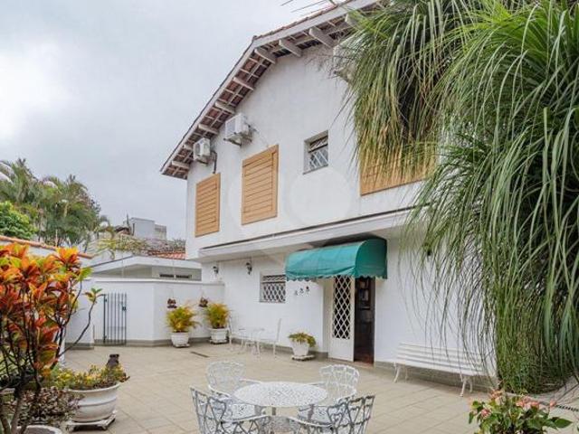 Casa de vila fechada com portão com amplo quintal