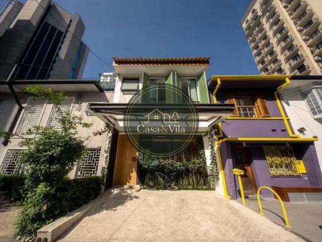 Casa de vila nova com 3 suítes, lareira e jardim no Itaim Bibi, São Paulo