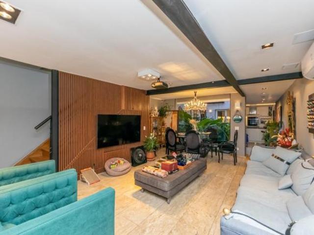 Casa de vila para venda com 3 quartos, sendo 3 suítes, 200m²