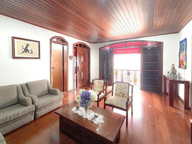 Casa de vila para venda com 4 quartos, sendo 1 suíte, 420m²