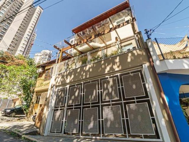 Casa de vila para venda com 4 quartos, sendo 4 suítes, 270m²