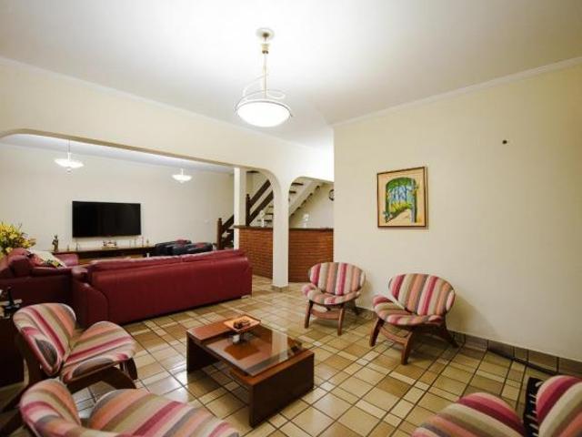 Casa de vila para venda com 5 quartos, sendo 2 suítes, 310m²