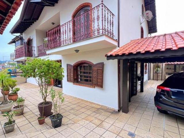 Casa de vila para venda em Centro com 3 quartos, sendo 1 suíte, 270m²