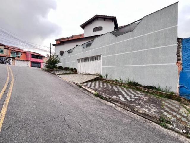 Casa de vila para venda em Jardim Guapituba com 4 quartos, sendo 2 suítes, 277m²