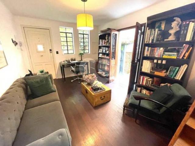 Casa de vila próximo ao metrô com quintal e edícula