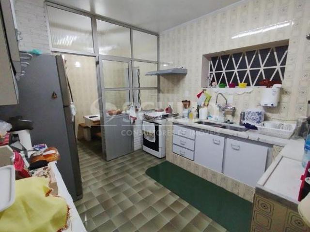 CASA DE VILA QUATRO QUARTOS UMA SUITE DUAS GARAGENS. OPORTUNIDADE !
