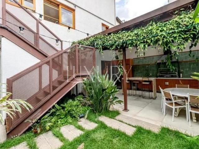 Casa de vila reformada à venda no bairro Vila Madalena com 180 m², 3 quartos sendo 1 suíte e 4 vagas