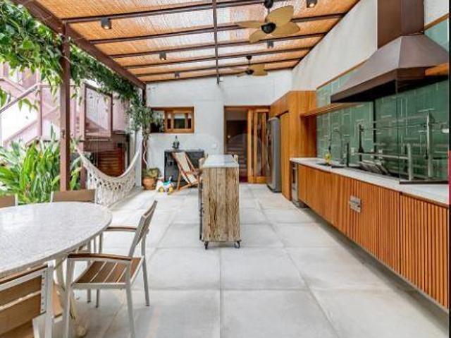 Casa de vila reformada em rua fechada no Alto de Pinheiros